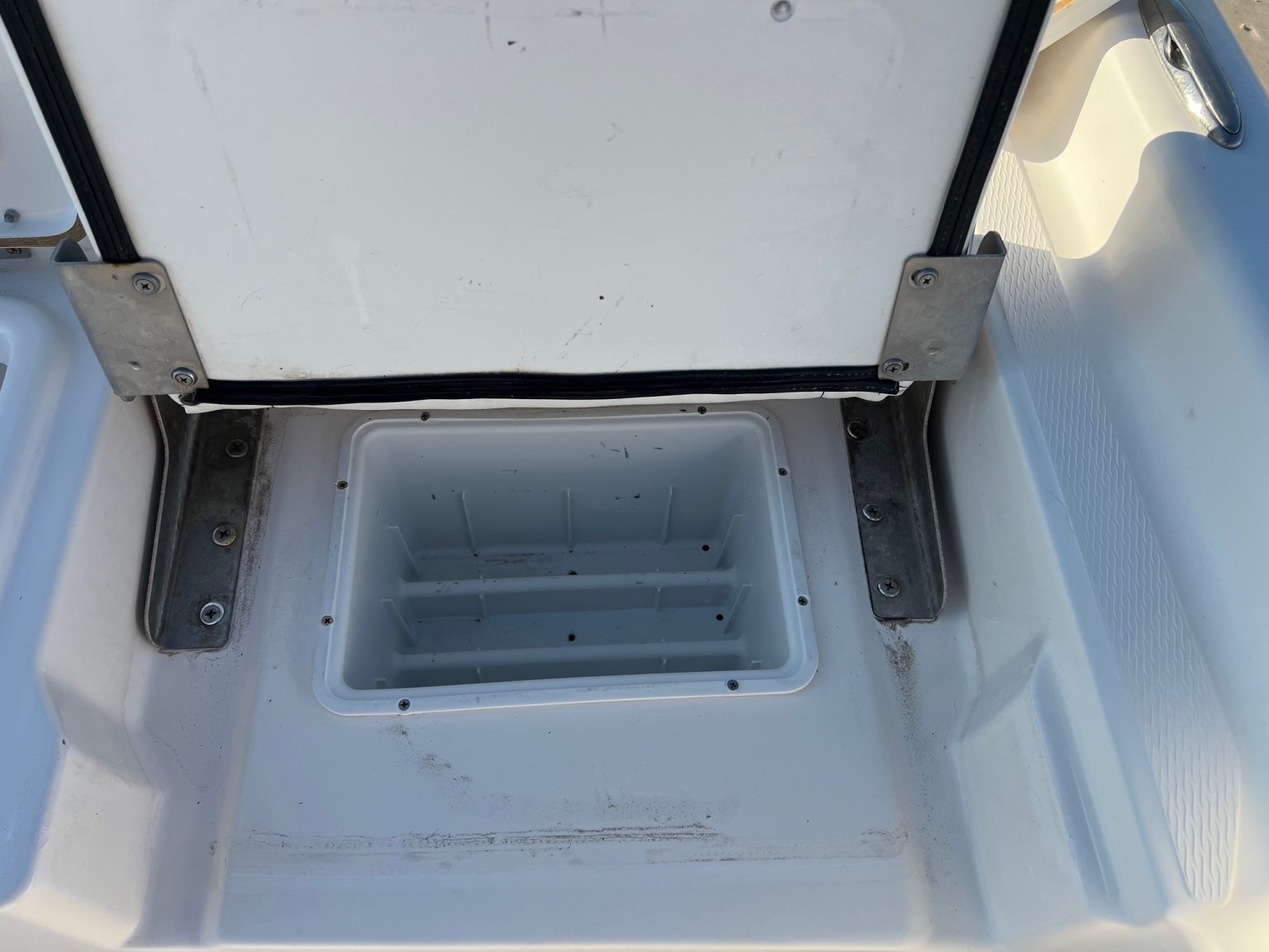 2019 24' BLUE WAVE 2400 PURE BAY - Premier Boating Centers