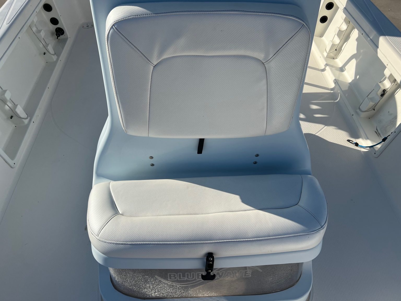 2019 24' BLUE WAVE 2400 PURE BAY - Premier Boating Centers