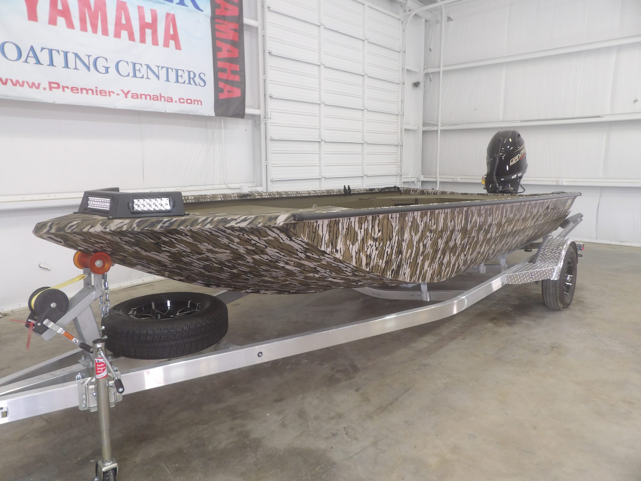 2025 18' AVID 18 COMMANDER - Premier Boating Centers