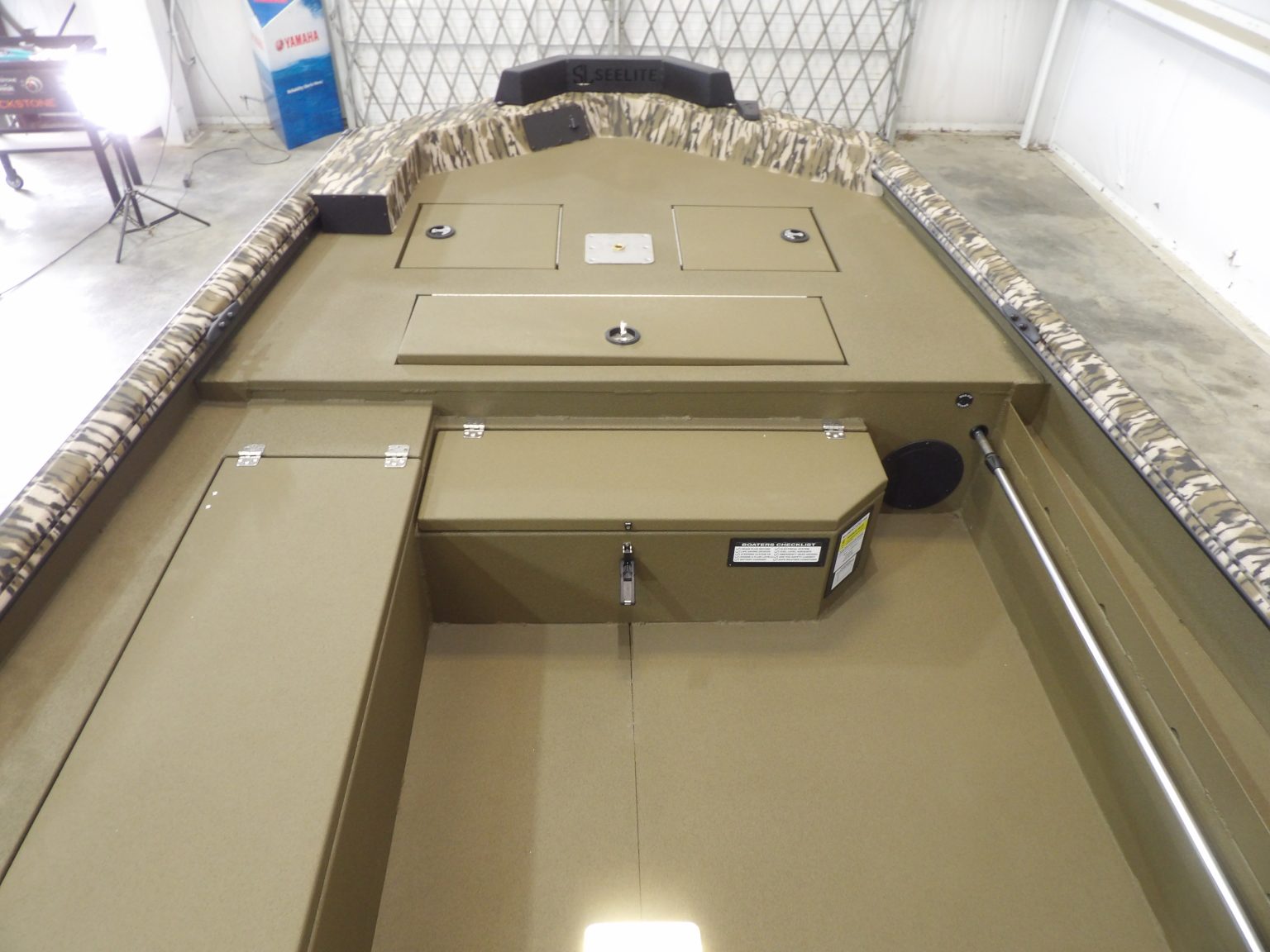 2025 18' AVID 18 COMMANDER - Premier Boating Centers