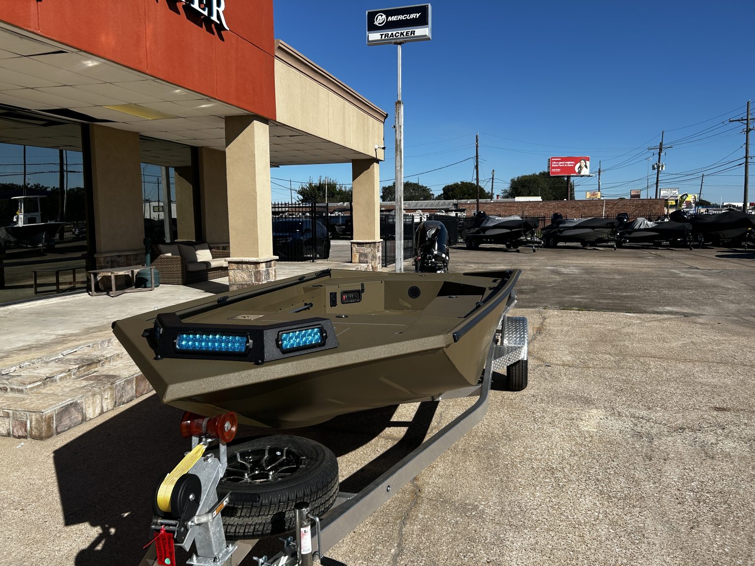 2025 18' AVID 18 COMMANDER - Premier Boating Centers