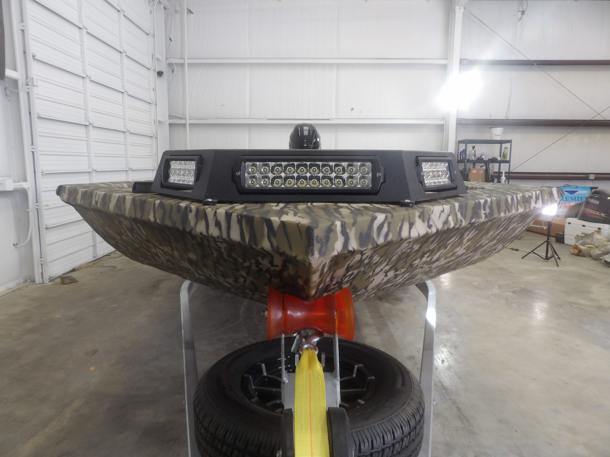 2025 18' AVID 18 COMMANDER - Premier Boating Centers