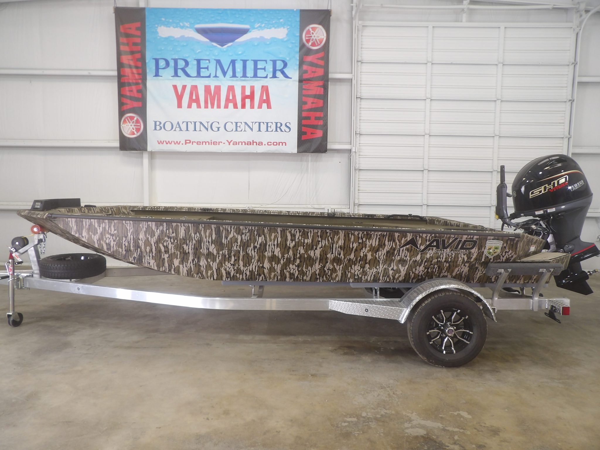 2025 18' AVID 18 COMMANDER - Premier Boating Centers