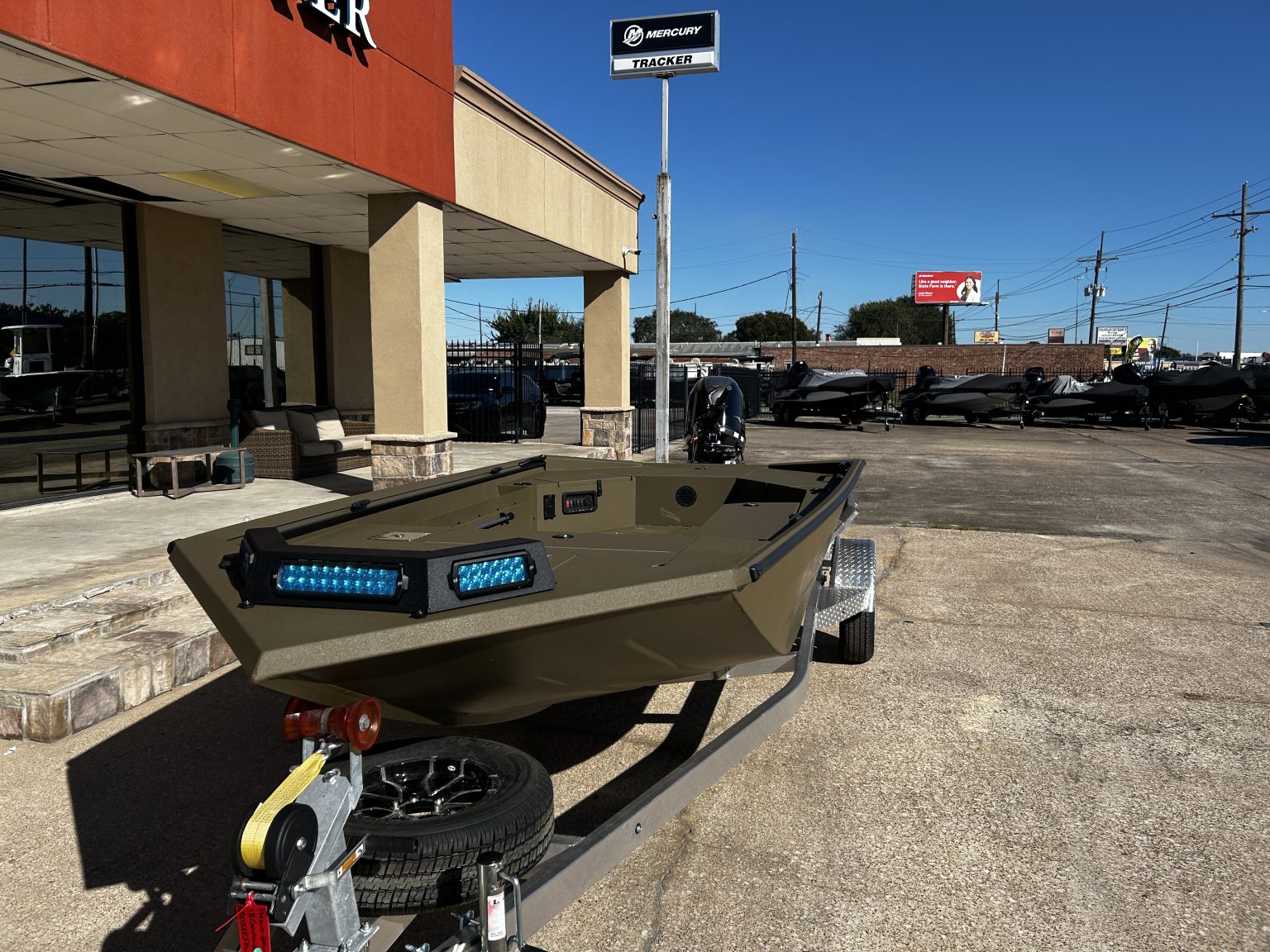 2025 18' AVID 18 COMMANDER - Premier Boating Centers