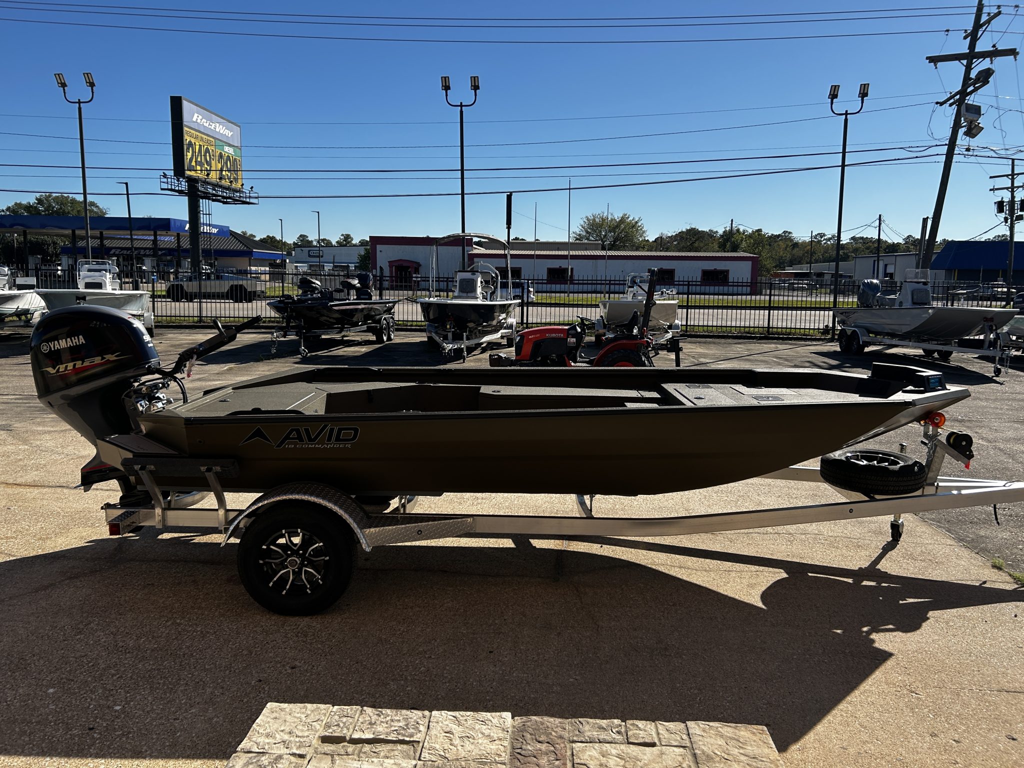 2025 18' AVID 18 COMMANDER - Premier Boating Centers