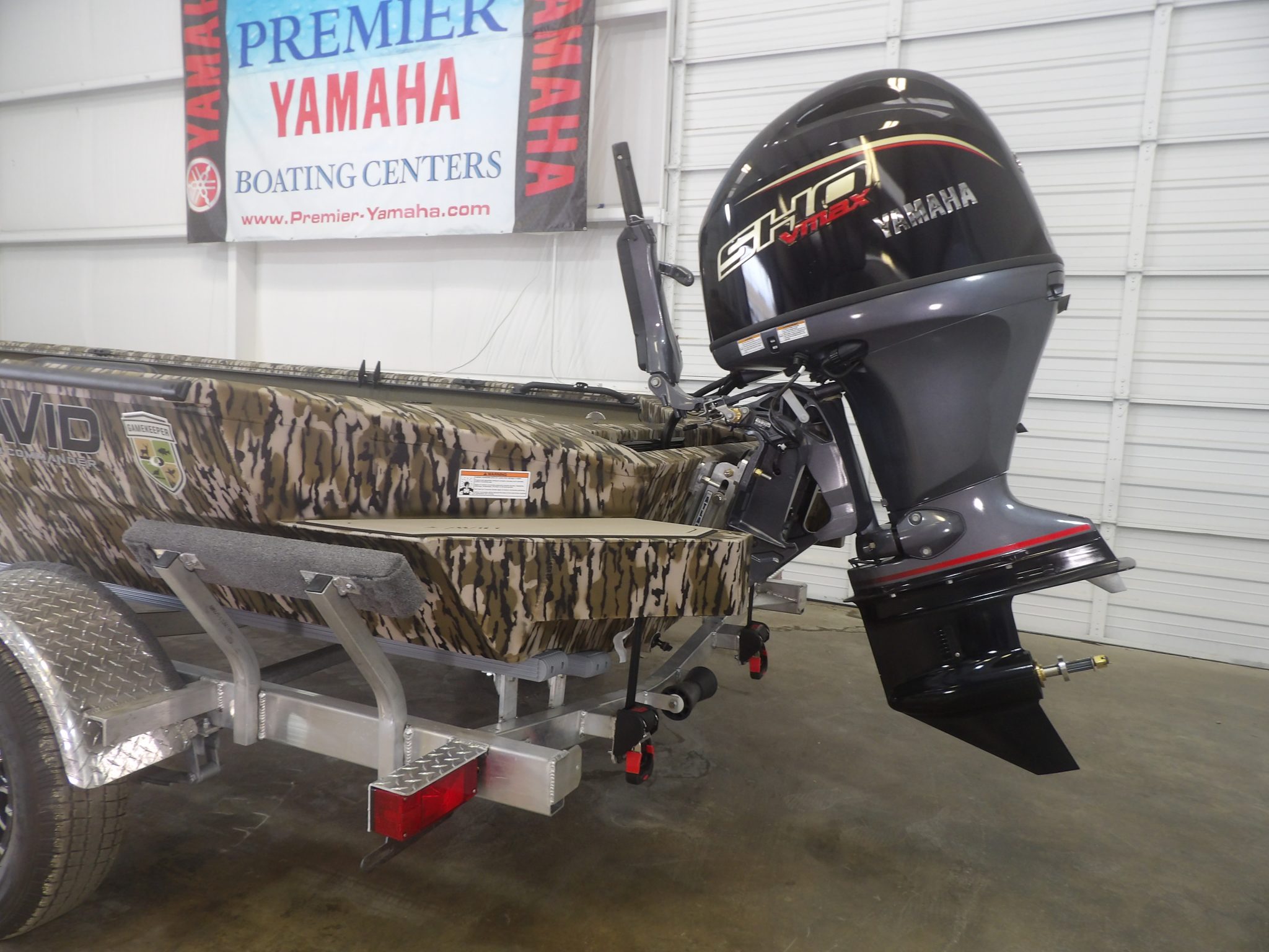 2025 18' AVID 18 COMMANDER - Premier Boating Centers