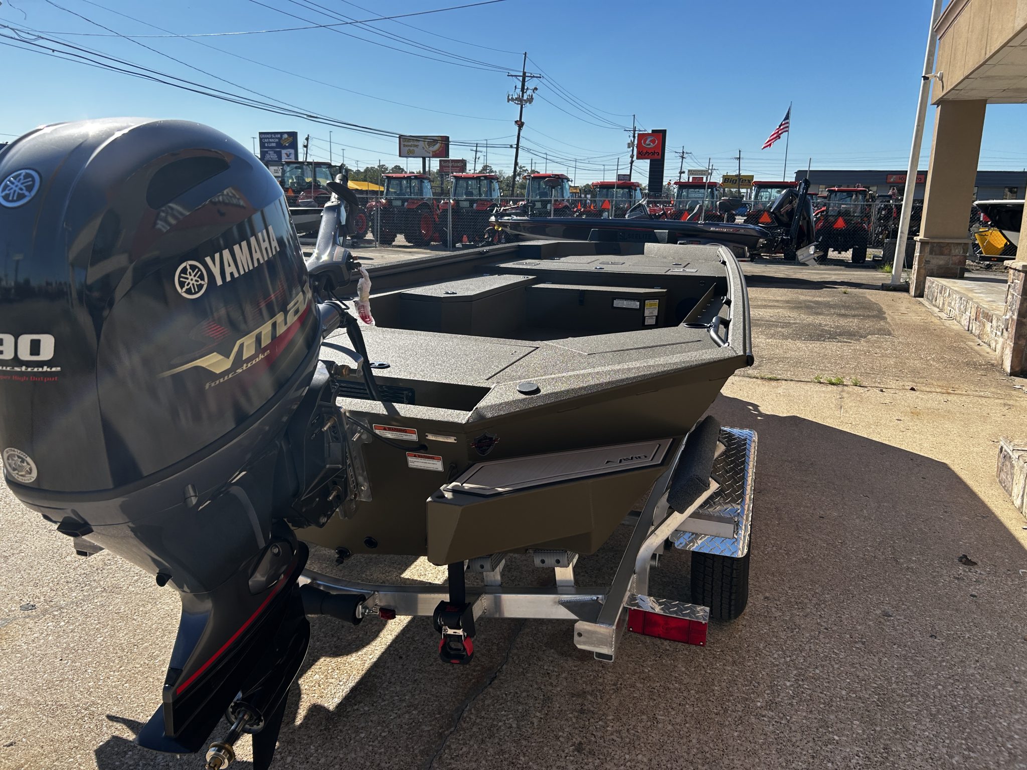 2025 18' AVID 18 COMMANDER - Premier Boating Centers