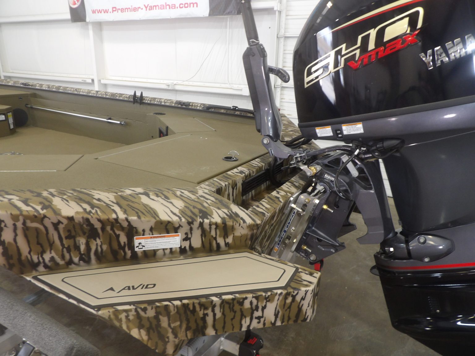 2025 18' AVID 18 COMMANDER - Premier Boating Centers