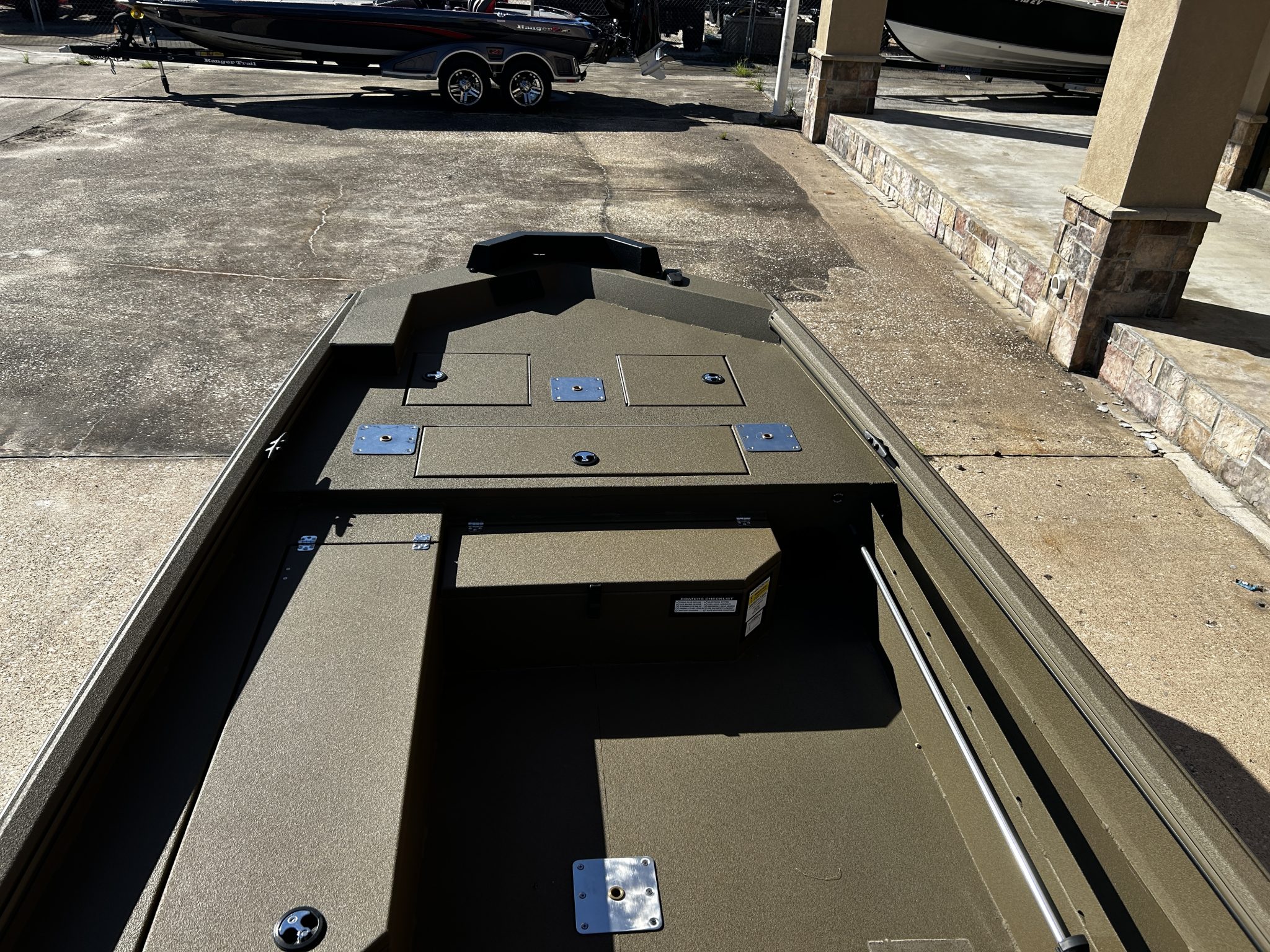 2025 18' AVID 18 COMMANDER - Premier Boating Centers
