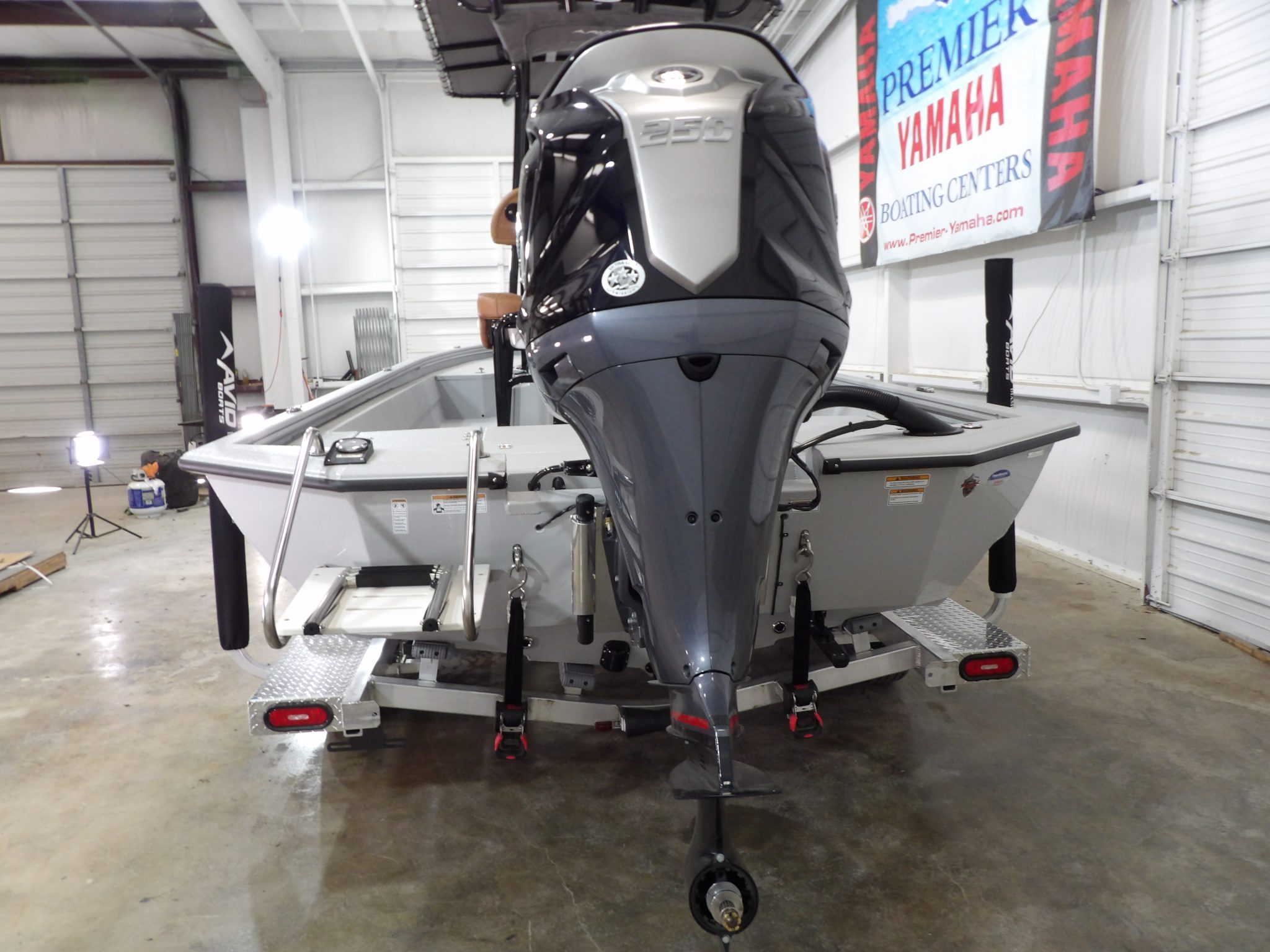 2025 23' AVID 23MAG - Premier Boating Centers