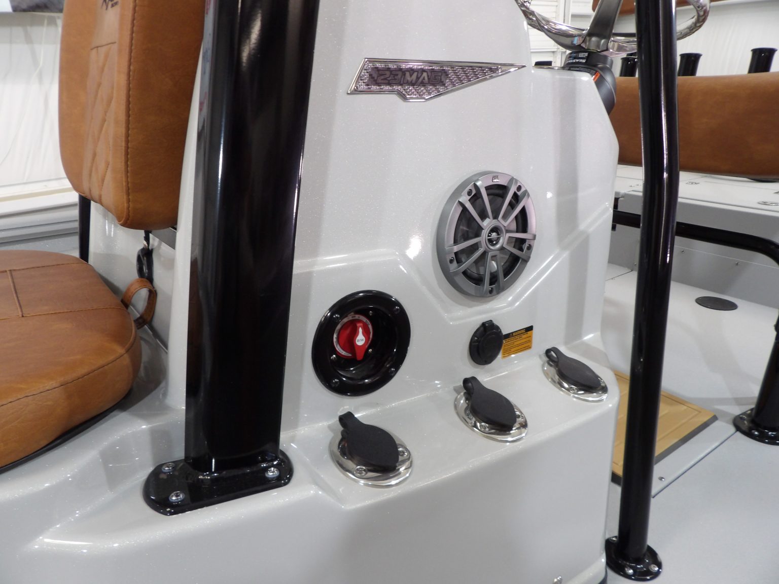 2025 23' AVID 23MAG - Premier Boating Centers $80,655 AVID-181