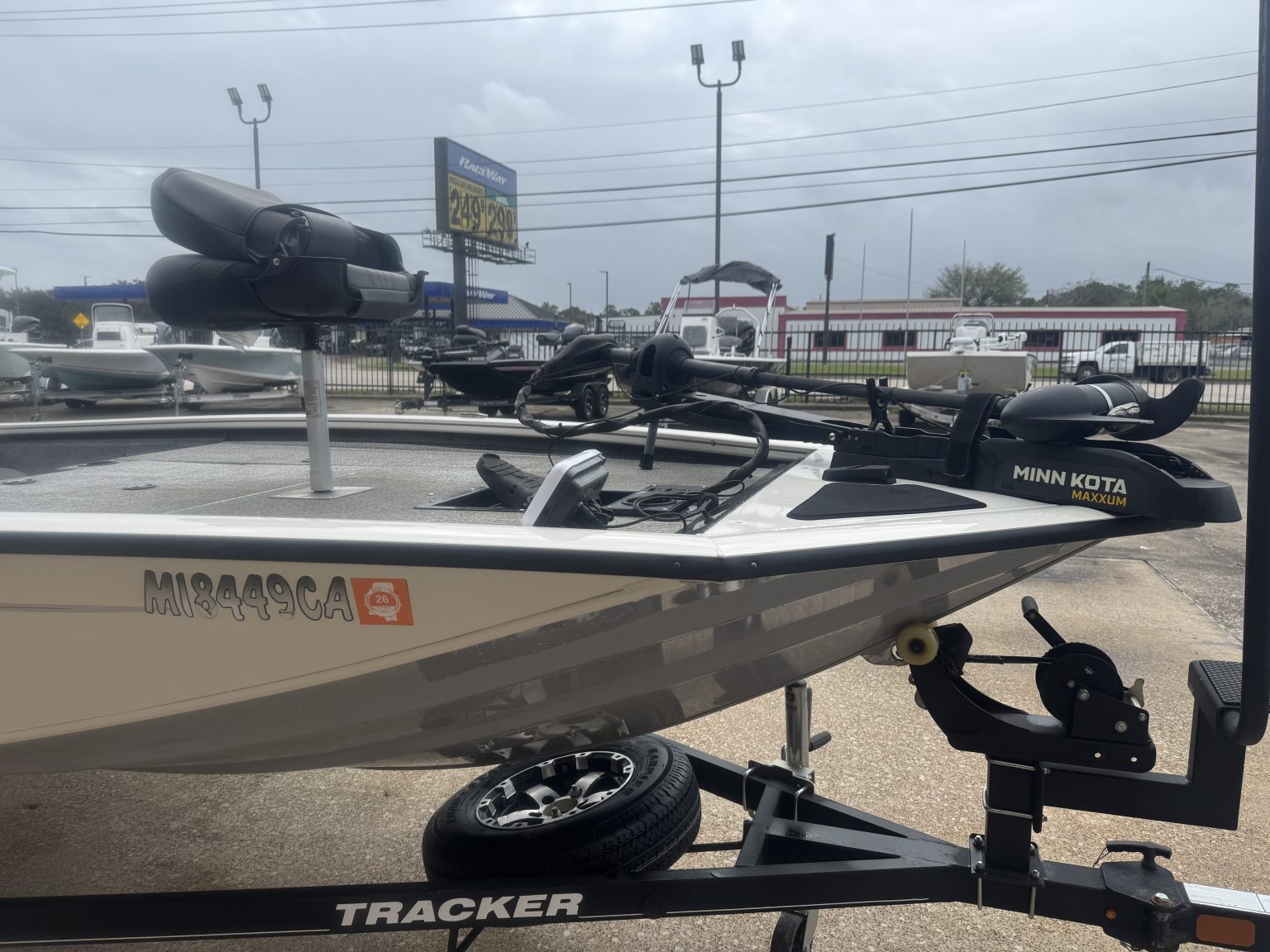 2020 19' TRACKER PT195TE - Premier Boating Centers $25,995 PRE-0329A