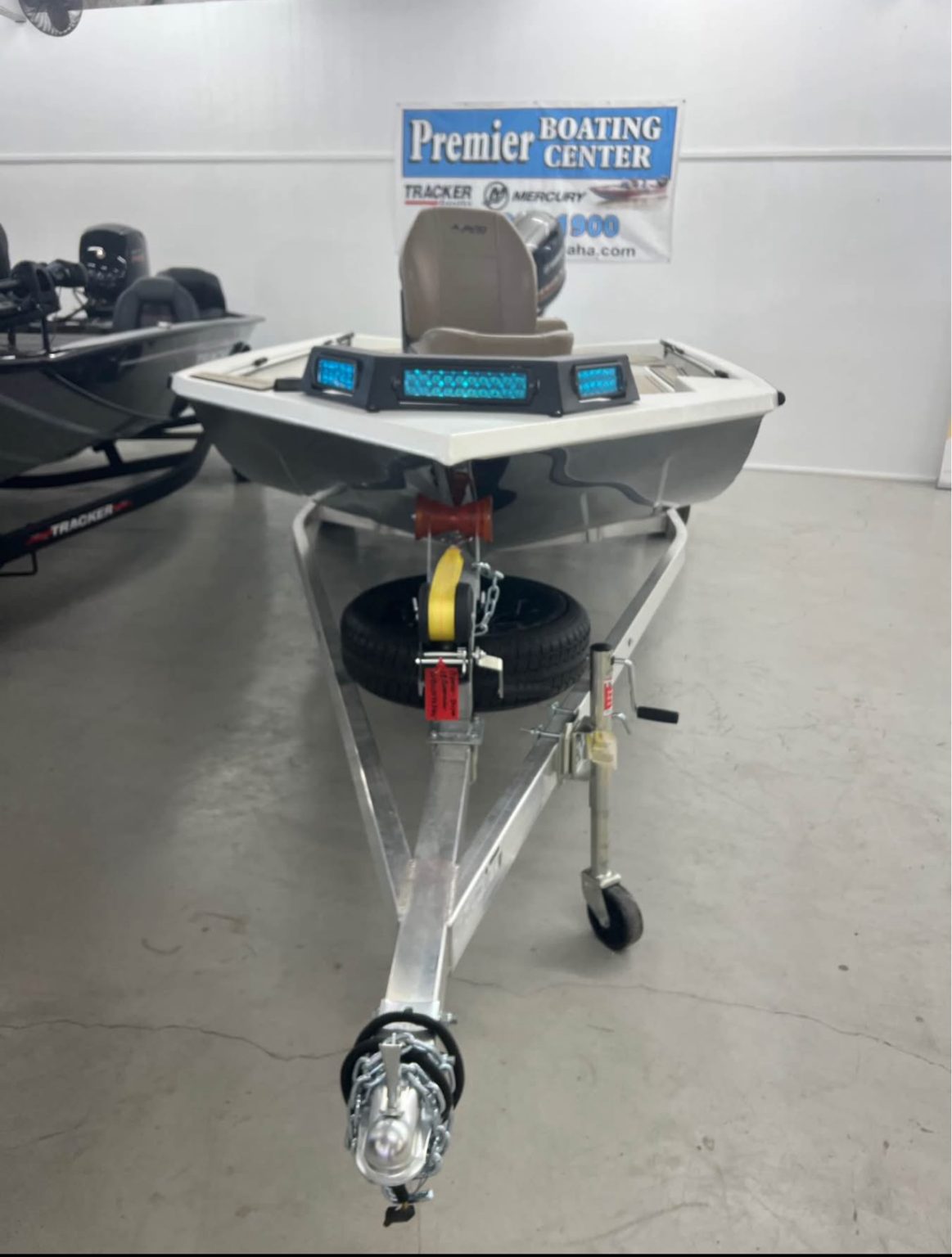 2024 18' AVID 18 COMMANDER - Premier Boating Centers