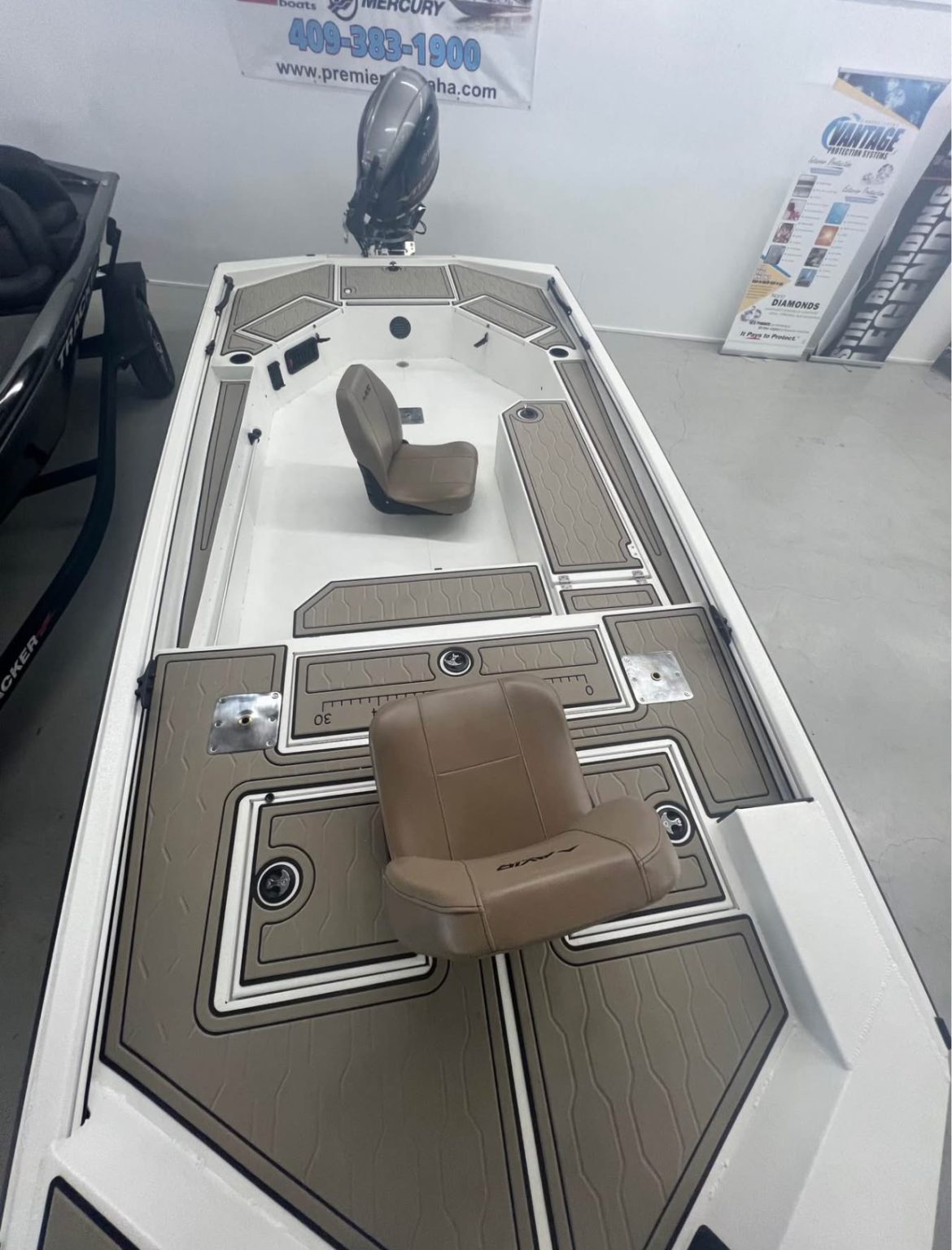 2024 18' AVID 18 COMMANDER - Premier Boating Centers
