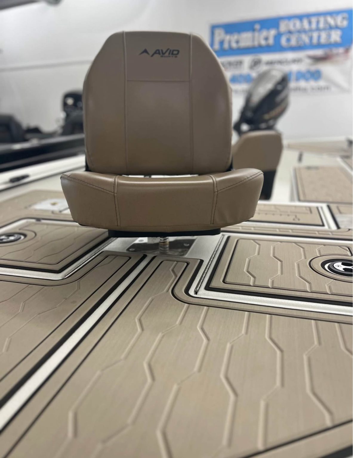 2024 18' AVID 18 COMMANDER - Premier Boating Centers