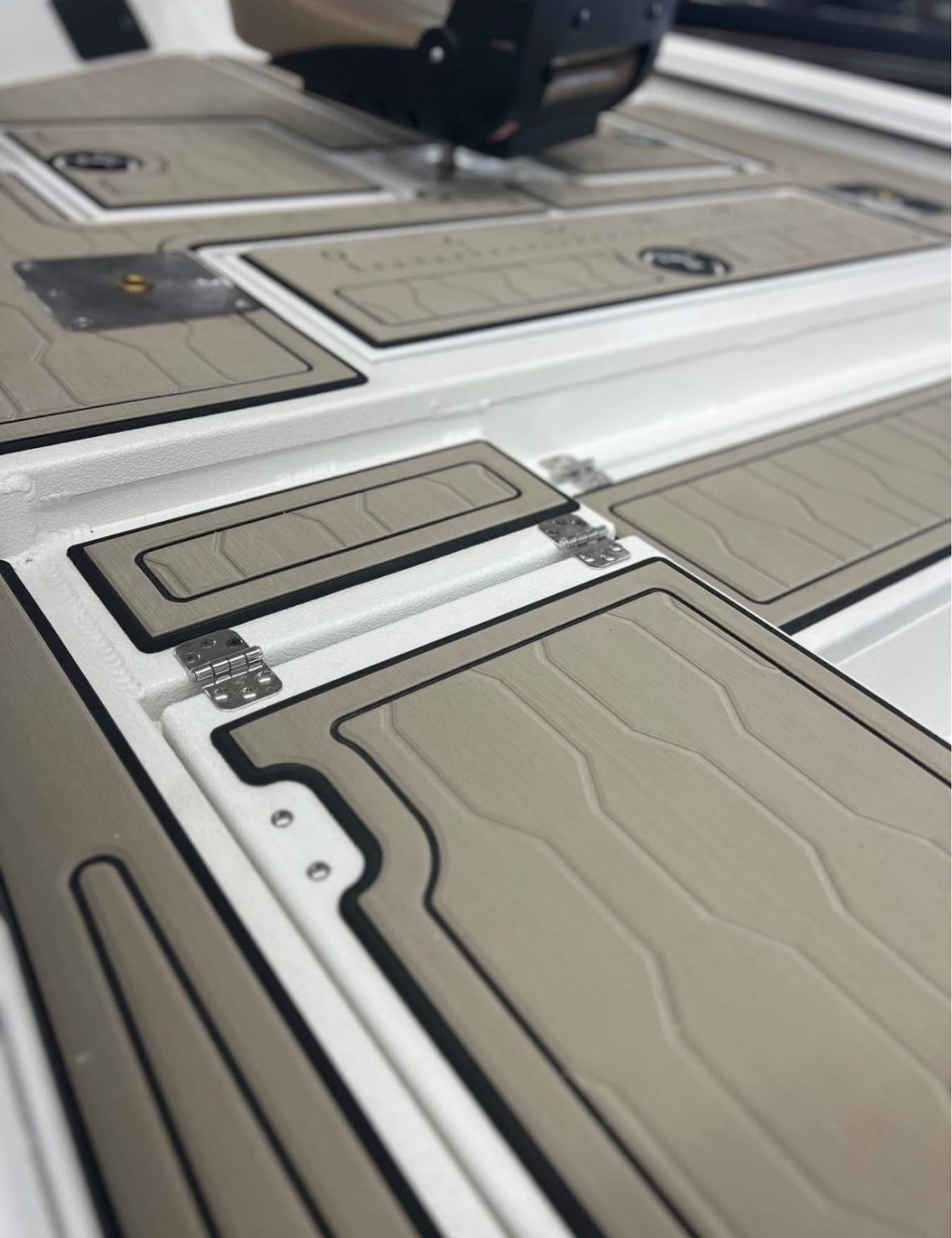 2024 18' AVID 18 COMMANDER - Premier Boating Centers