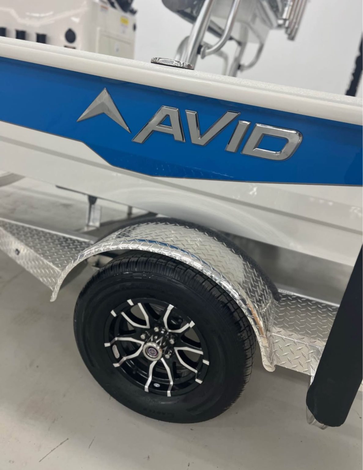 2024 19' AVID 19FSX - Premier Boating Centers