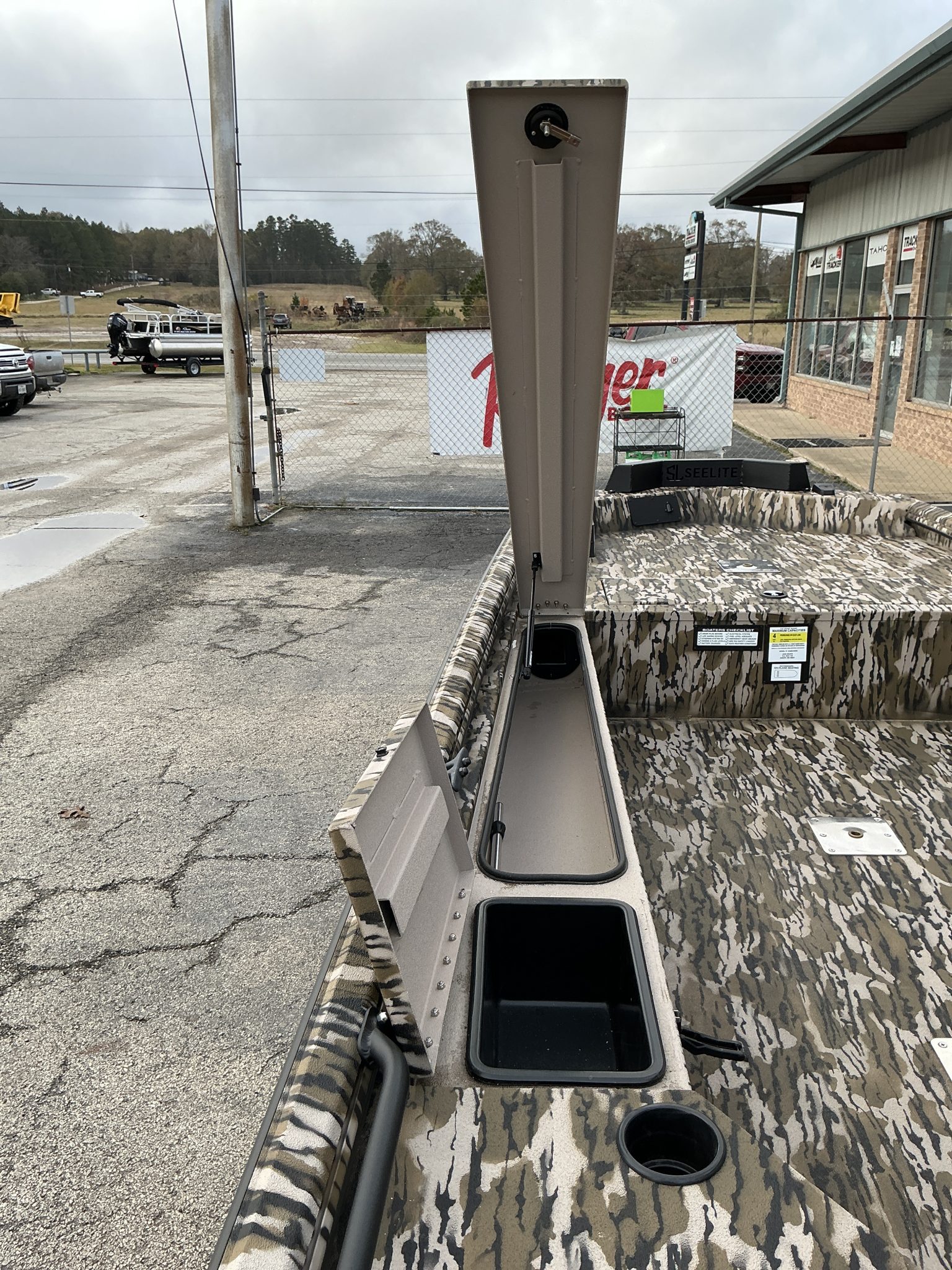 2025 16' AVID 16 COMMANDER - Premier Boating Centers