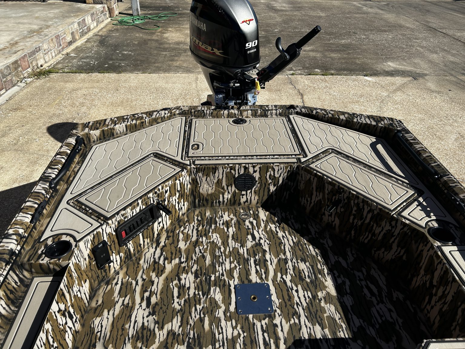 2025 18' AVID 18 COMMANDER - Premier Boating Centers