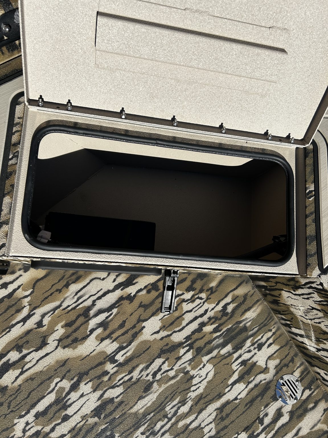 2025 18' AVID 18 COMMANDER - Premier Boating Centers