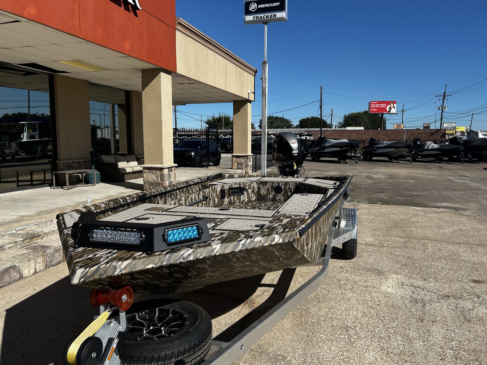 2025 18' AVID 18 COMMANDER - Premier Boating Centers