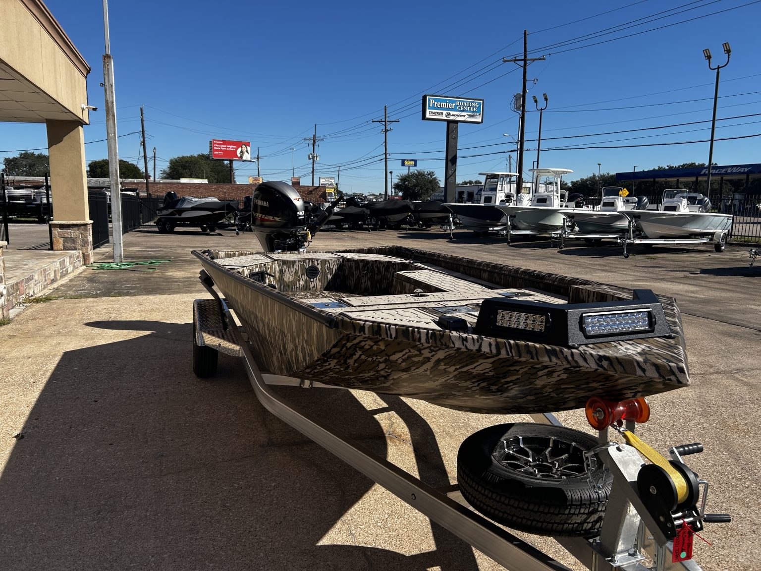 2025 18' AVID 18 COMMANDER - Premier Boating Centers
