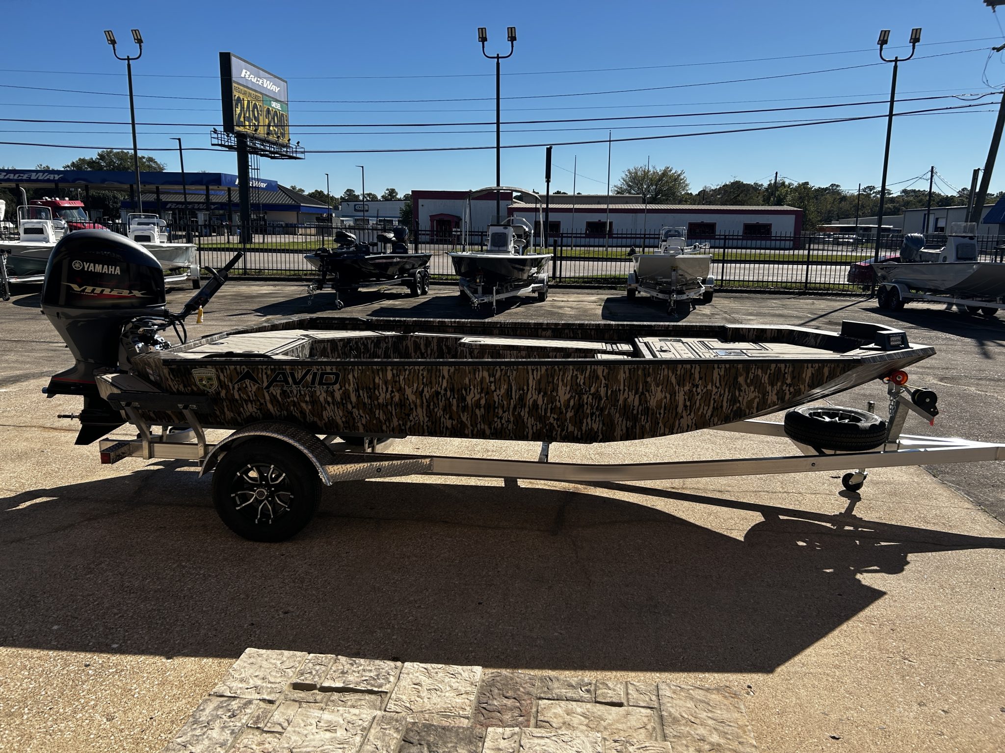2025 18' AVID 18 COMMANDER - Premier Boating Centers