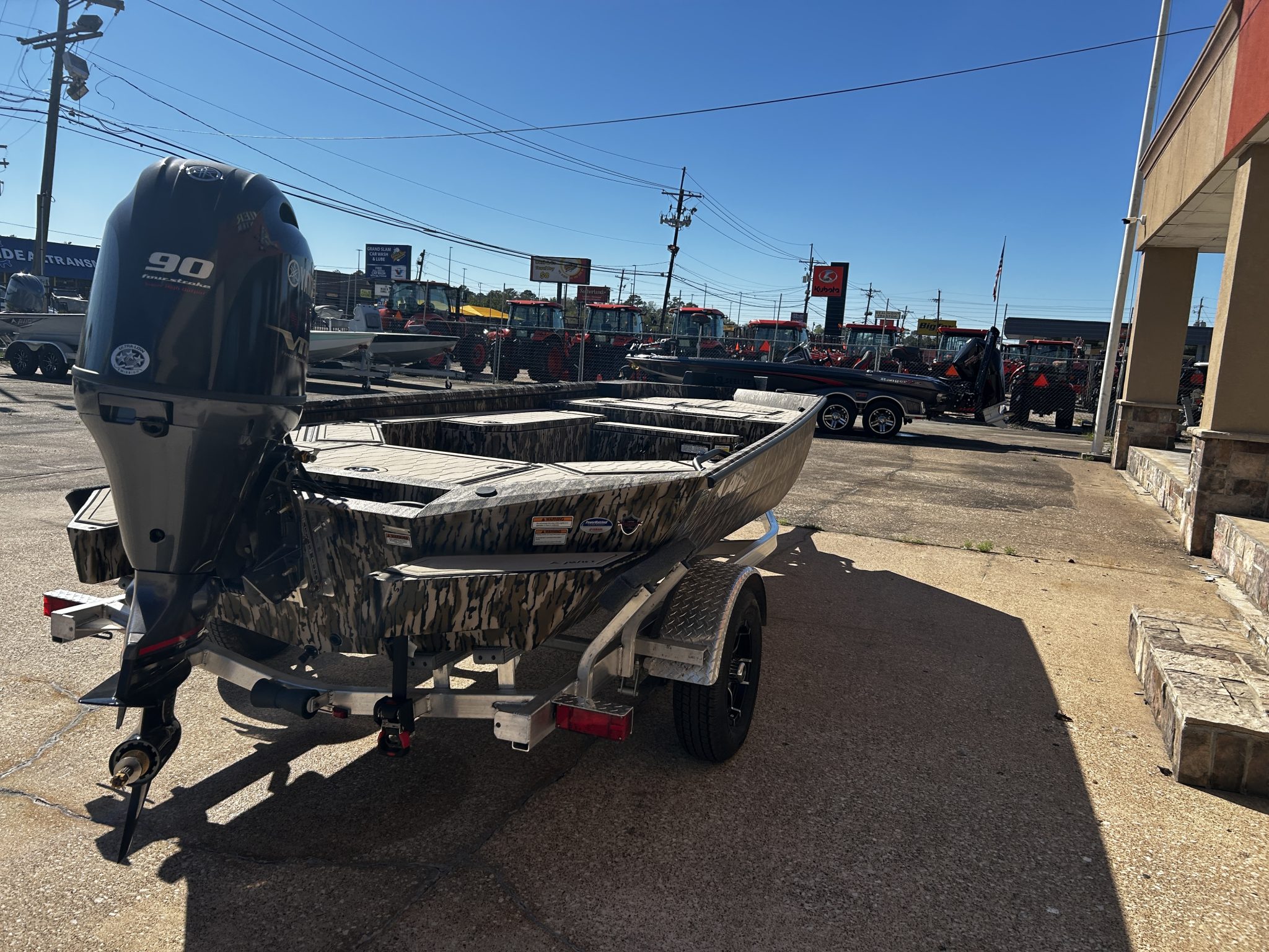 2025 18' AVID 18 COMMANDER - Premier Boating Centers