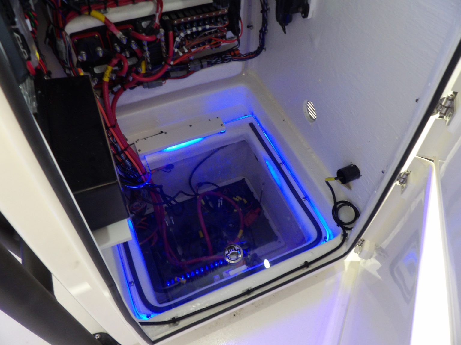 2025 25' PATHFINDER 2500 HYBRID - Premier Boating Centers