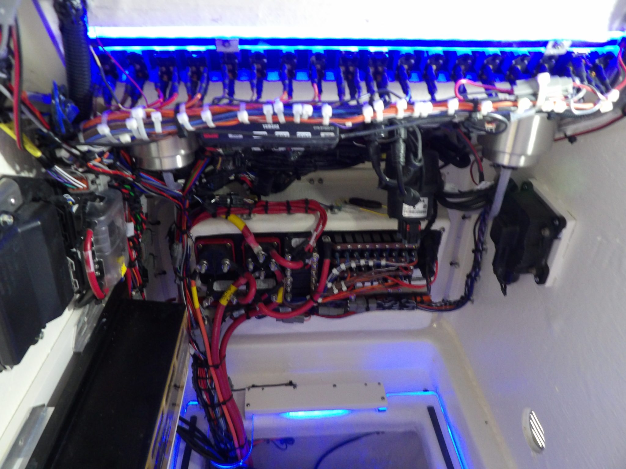 2025 25' PATHFINDER 2500 HYBRID - Premier Boating Centers